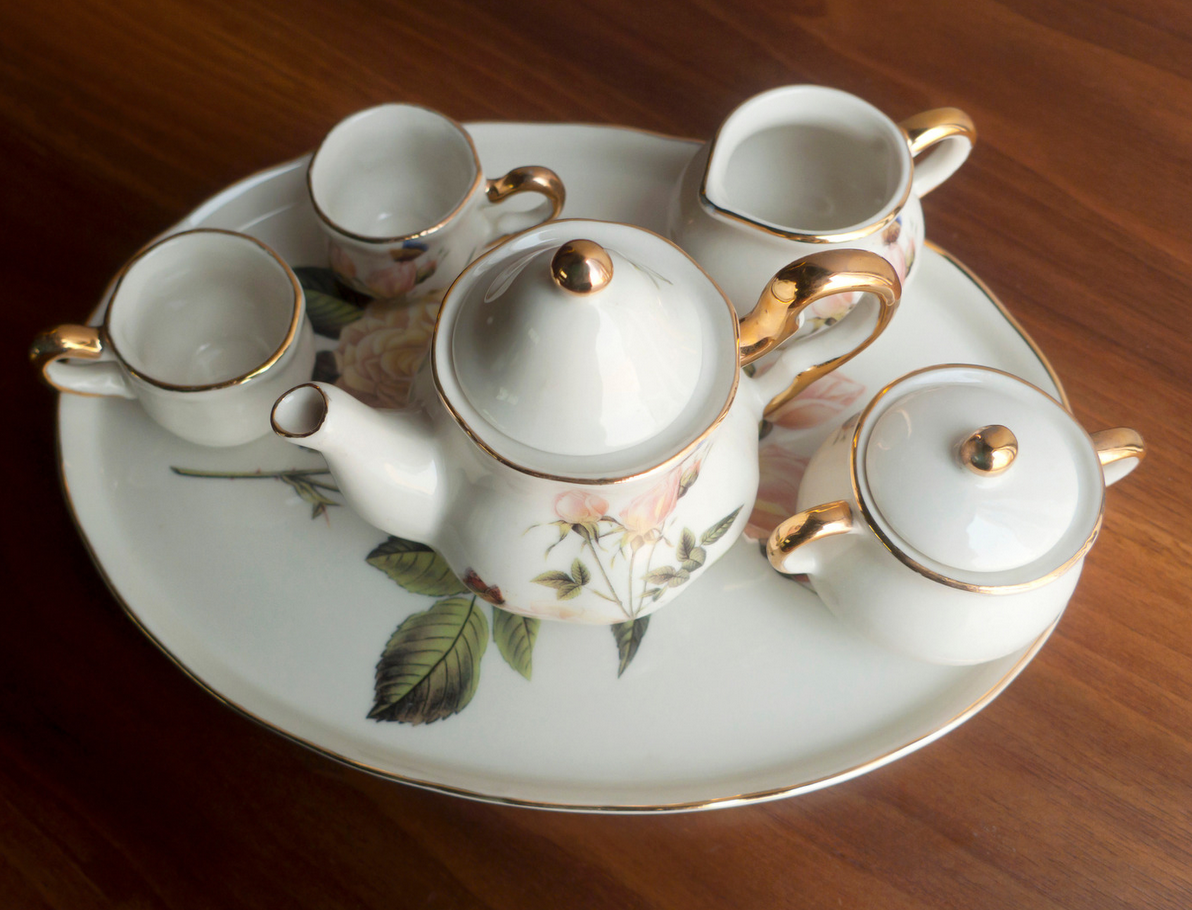 How to Tell the Difference Between Pottery and Porcelain?