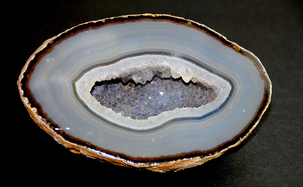 Auspicious Agate: Crystal of Strength and Courage