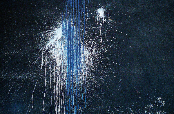Creating Splatter Art: Free Movement Across the Canvas